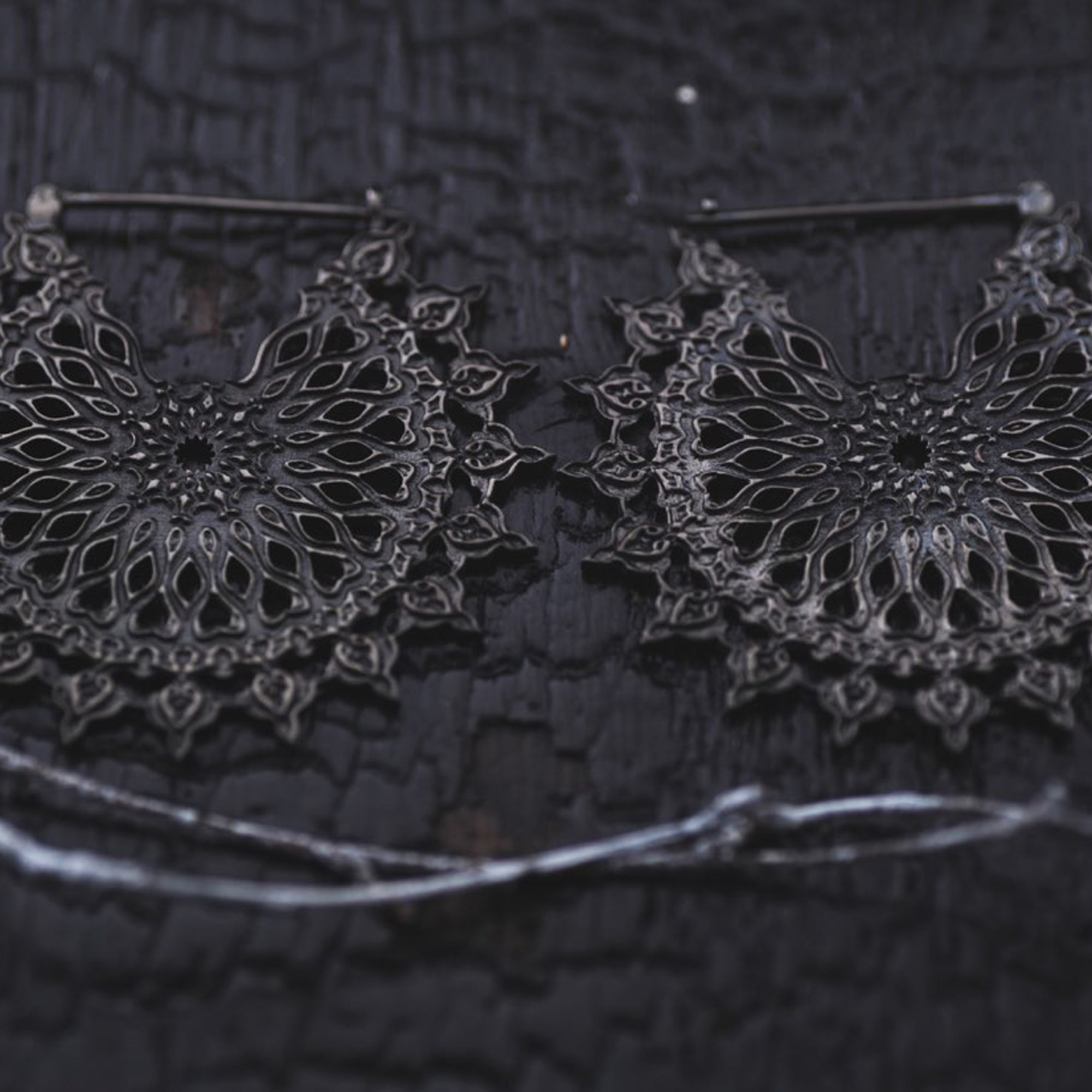 MOZAIKA Oversized Gothic Disc Earrings in Black | 16 gauge – Kaya Movement